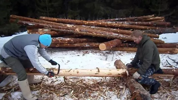 Eliminando la corteza de madera