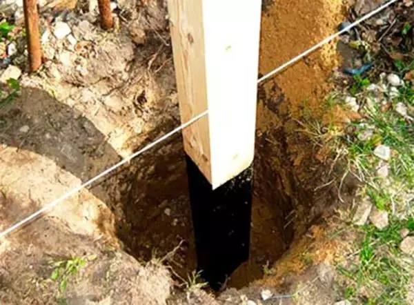 Installazione di un pilastro in un buco
