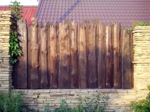 Каменна и дървена ограда
