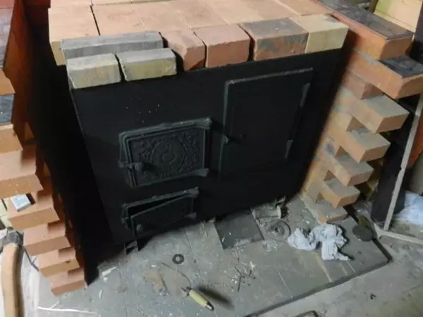 Un esempio di rivestimento di mattoni di una fornace di metallo