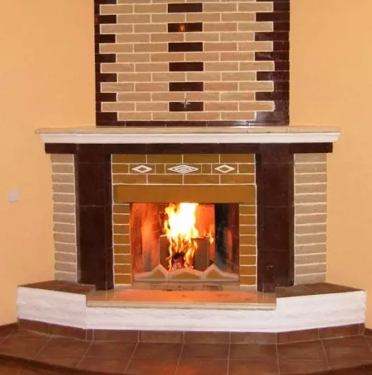 Penggunaan serentak batu bata dan seramik apabila melengkapkan ketuhar di dalam rumah