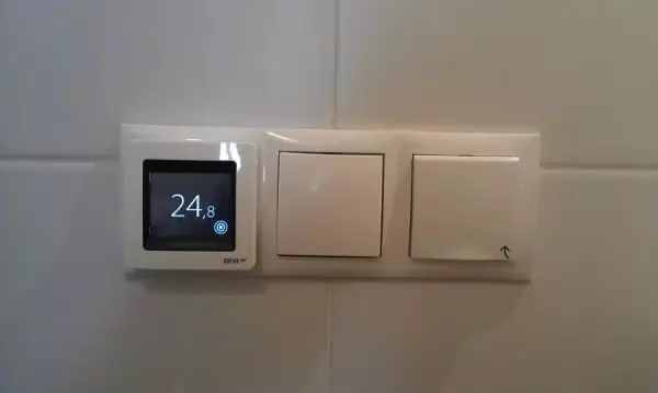 在廚房裡連接一個溫暖的樓層