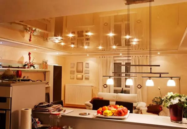 Mutfak iç kısmında askıya alınmış lambalar