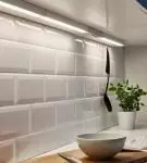 Il·luminació i decoració de paret sota armaris de cuina