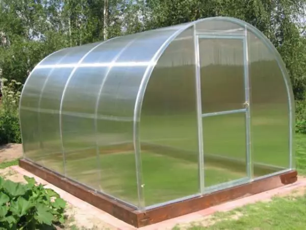 Greenhouse of two solid polycarbonate panels