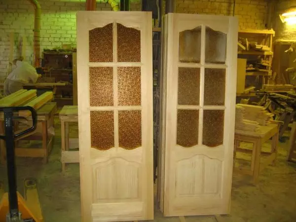 Πόρτες από τη διάταξη σημύδας με ένθετα γυαλιού
