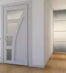 Aliuminio durys koridoriuje