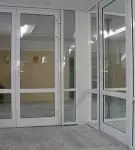 Скляні двері в офісі