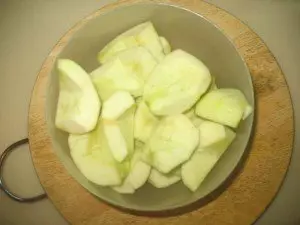 Ohunelo fun ariyanjiyan Ayebaye pẹlu awọn apples ni adiro, oluṣe burẹdi, bbl ati fidio 98_7