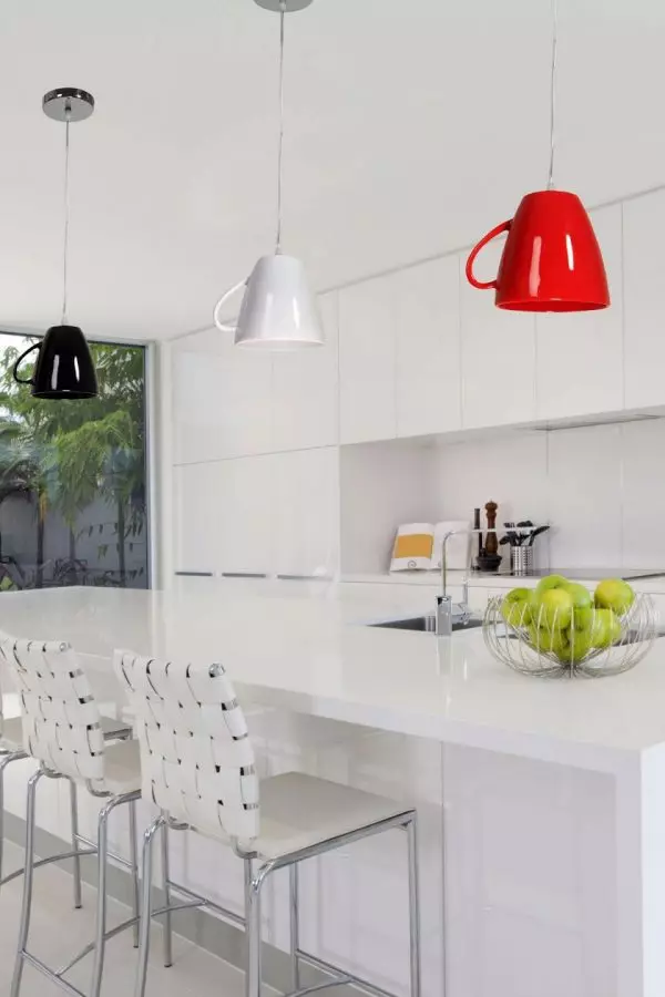 آشپزخانه سفید با لامپ ها به شکل فنجان